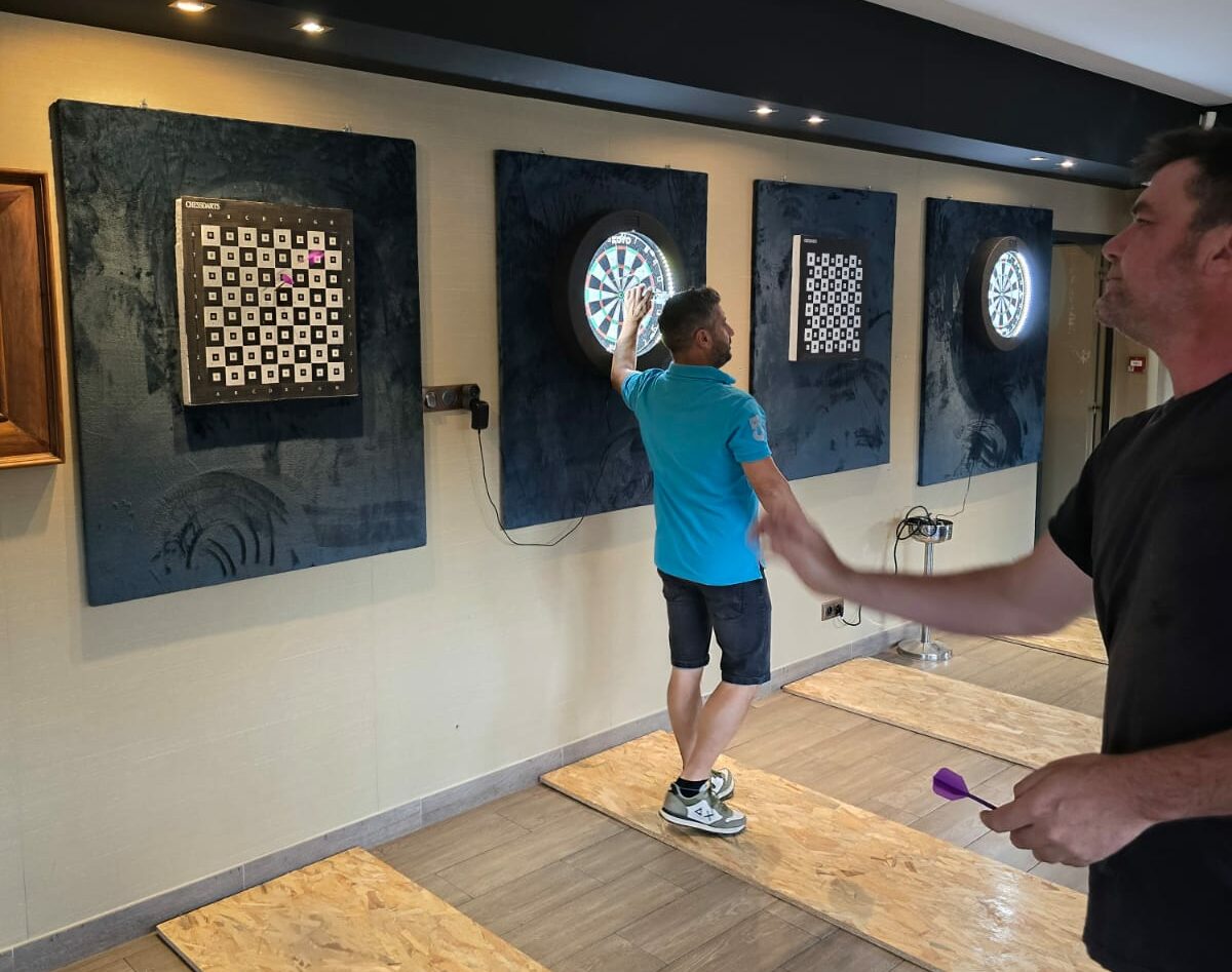ChessDarts - Le jeu de société hybride qui fusionne échecs et ...